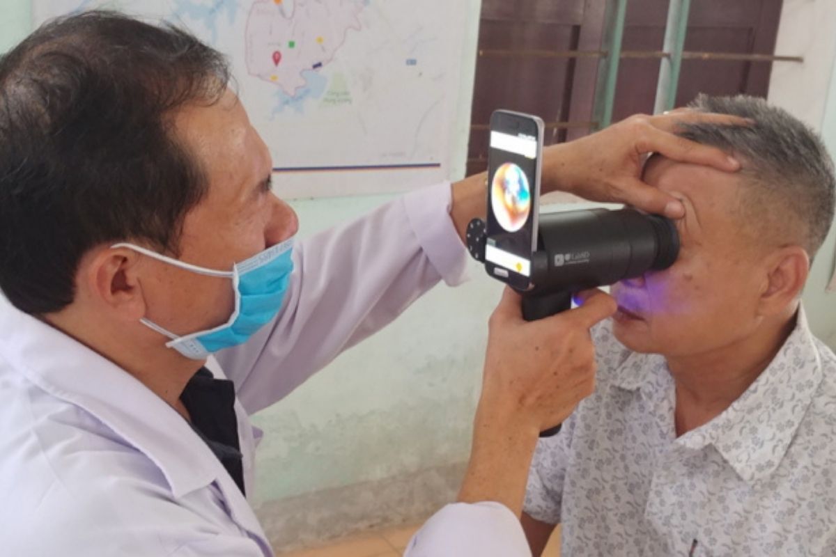 Samsung’s EYELIKE™ Fundus Camera Repurposes Galaxy Smartphones To ...